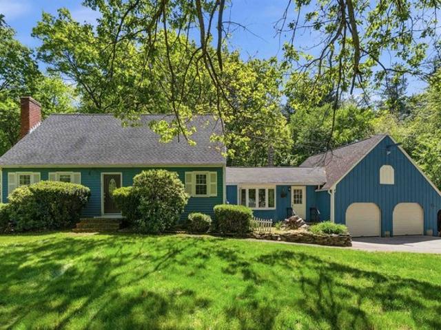 12 Crescent Cir, Pelham, NH 03076