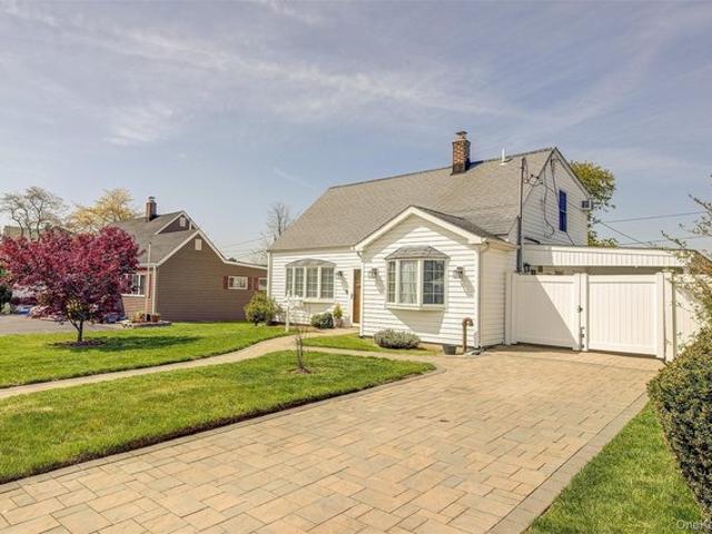 12 Crescent Ln, Levittown, NY 11756