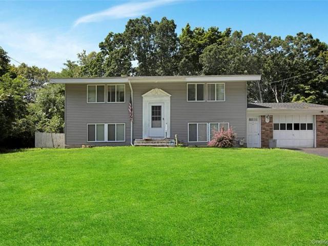12 Deer Ln, East Setauket, NY 11733