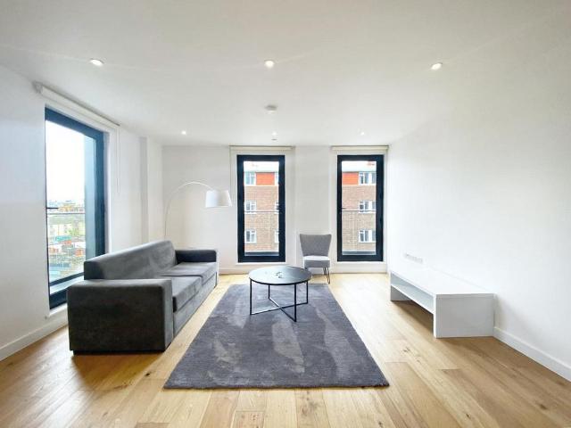 Dock Street, London, Luxe Tower, E1 2 bed apartment to rent £3,000 pcm £692 pw