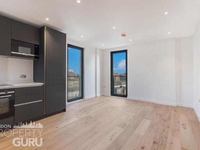 12 Dock Street, London, E1 2 bed apartment to rent £2,900 pcm £669 pw