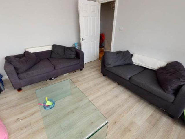 12 Ebor Mount, Leeds, LS6 1NS