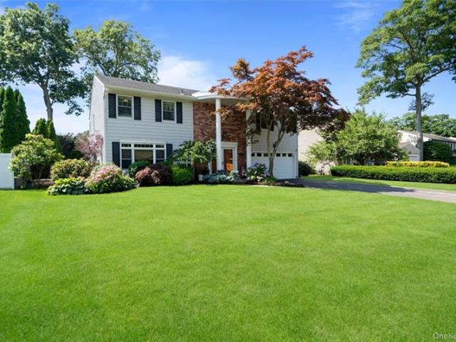 12 Empress Pines Dr, Nesconset, NY 11767