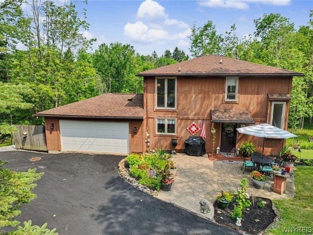 12 Fairlawn Dr, East Aurora, NY 14052