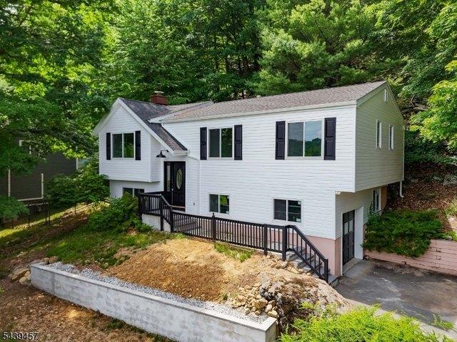 12 Fairway Trl, Sparta, NJ 07871