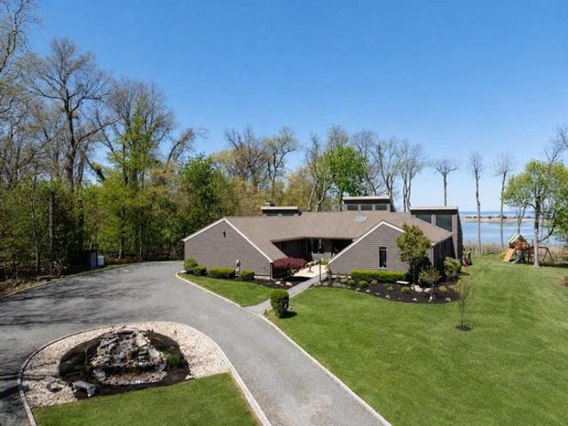 12 Flax Pond Woods Rd, East Setauket, NY 11733