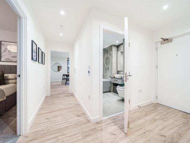 12 Gallions Road, Beckton E16 3 bed apartment to rent £2,450 pcm £565 pw