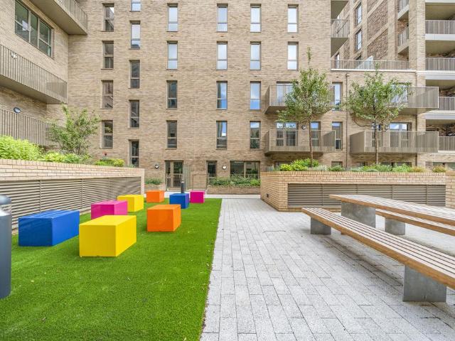 12 Gallions Road, Beckton E16 3 bed apartment to rent £2,595 pcm £599 pw