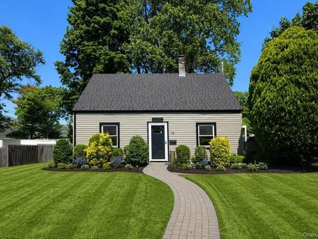 12 Garland Ln, Westbury, NY 11590