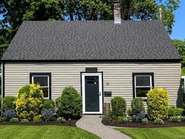12 Garland Ln, Westbury, NY 11590