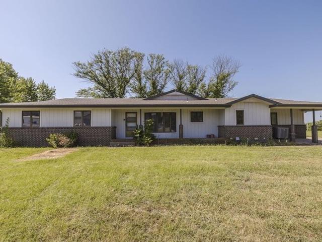 12 Hawthorne Dr, Valley Center, KS 67147
