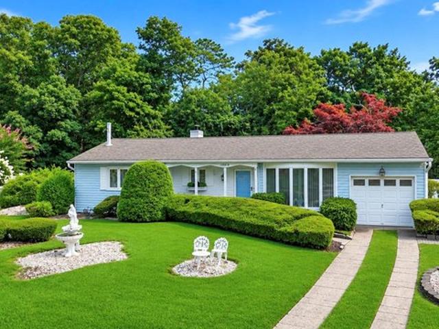 12 Heather Ct, Centereach, NY 11720