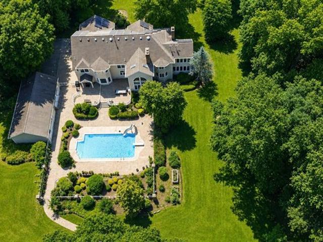 12 Hidden Hollow Dr, Hamilton, NJ 08620