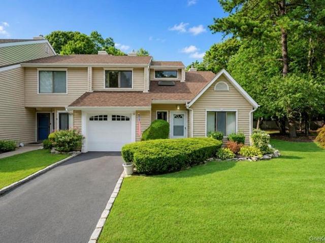 12 Hidden Pines Way, Bohemia, NY 11716