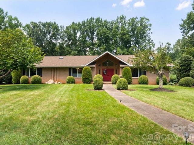 12 Highlander Ln, Hendersonville, NC 28792