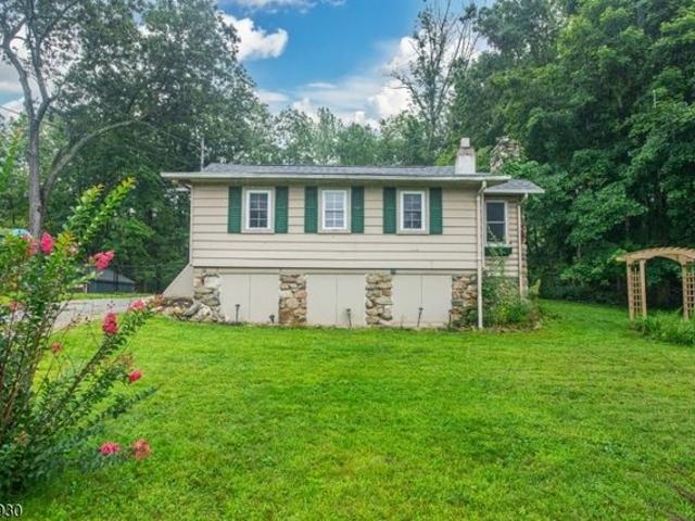 12 Hillcrest Ave, Andover, NJ 07860