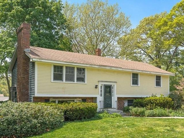 12 Hodgkins Dr, Ipswich, MA 01938