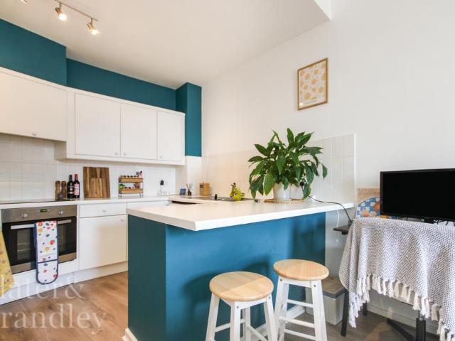 12 Kings Court, Commerce Square. 1 bed flat to rent £1,080 pcm £249 pw