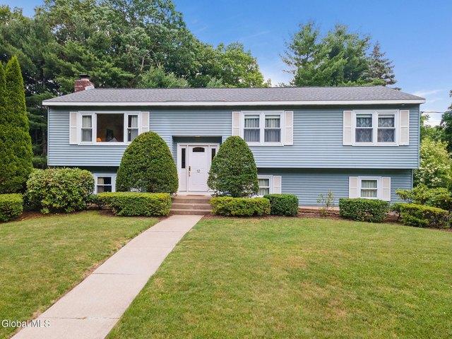 12 Lakewood Dr, Saratoga Springs, NY 12866
