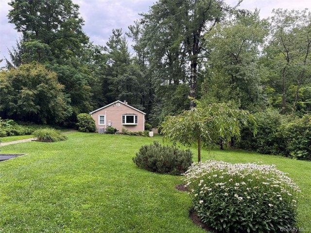 12 Lakeview Dr, Yorktown Heights, NY 10598
