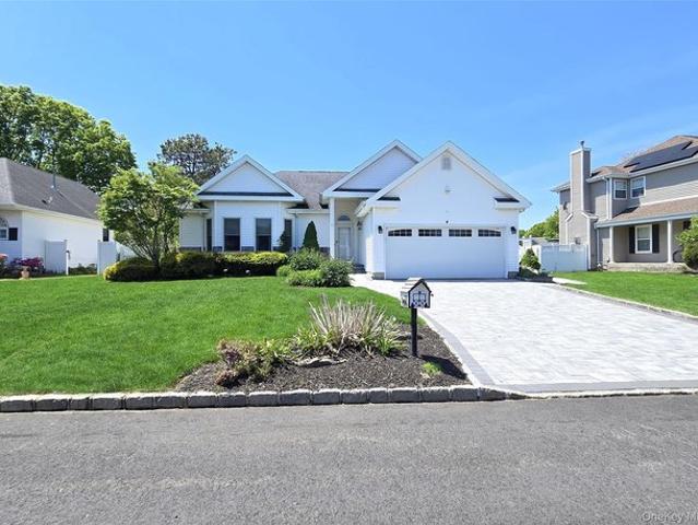 12 Laurel Ln, Holtsville, NY 11742
