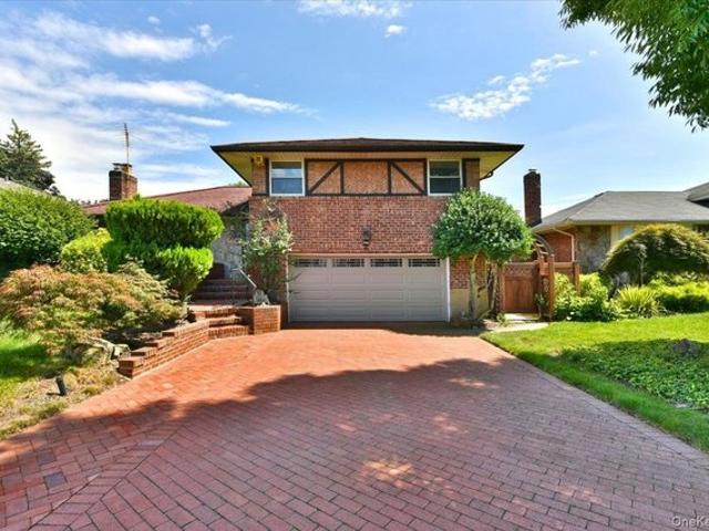 12 Leonard Rd, Syosset, NY 11791