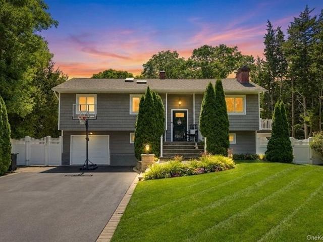 12 Linden Ln, Farmingville, NY 11738