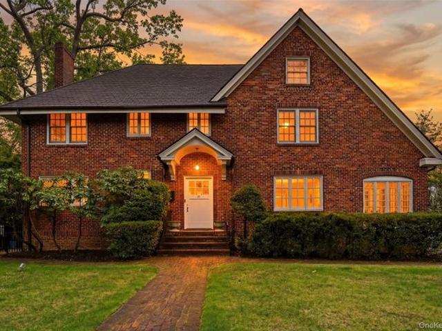12 Little John Pl, White Plains, NY 10605