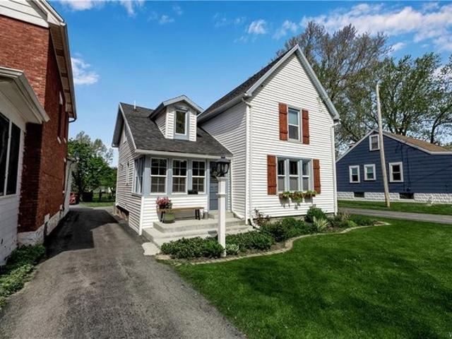 12 Livingston St, Lancaster, NY 14086