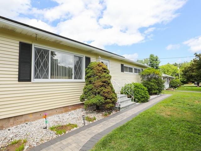 12 London Rd, Windsor, CT 06095
