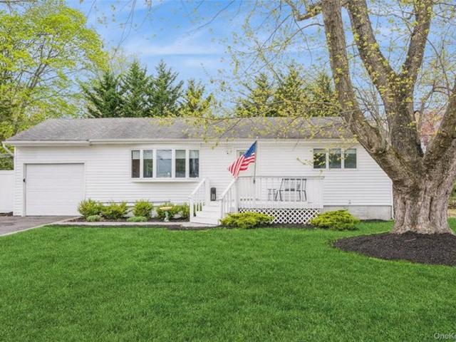 12 Long St, Lake Grove, NY 11755