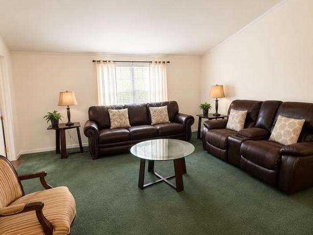 12 Longwood Court W