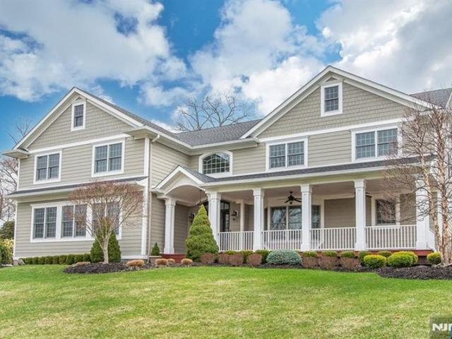 12 Maple Dr, North Caldwell, NJ 07006