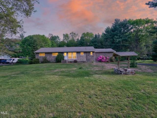 12 Maurice Ln, Clifton Park, NY 12065