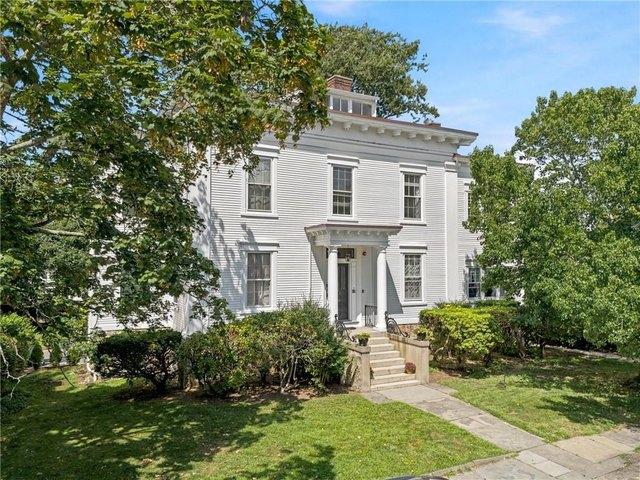 12 Mount Vernon St Apt 4, Newport, RI 02840