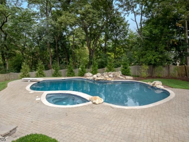 12 Oak Hill Dr