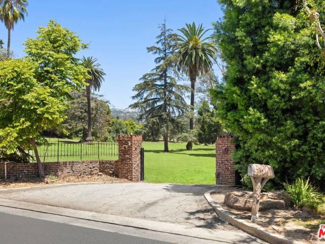 12 Oakmont Drive
