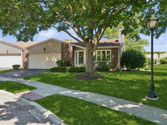 12 Pebblewood Trl, Naperville, IL 60563