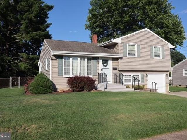 12 Phaeton Dr, Hamilton, NJ 08690