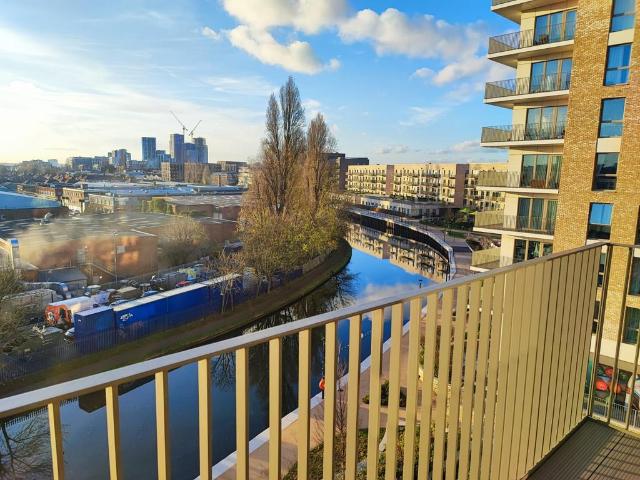 12 Quay Walk, London HA0 2 bed flat to rent £2,550 pcm £588 pw