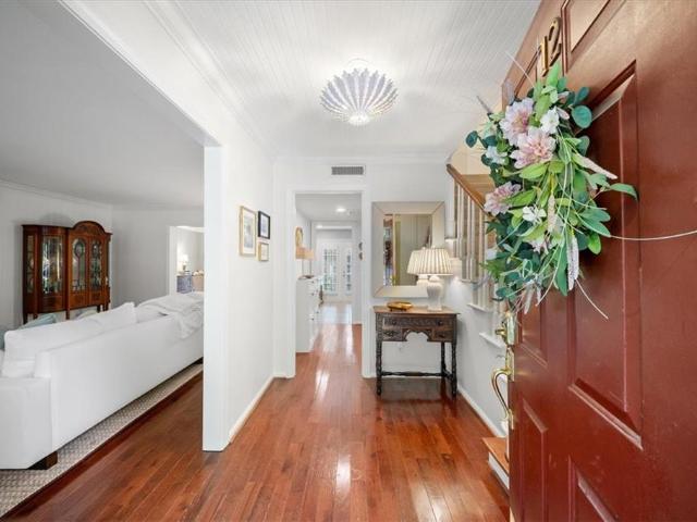 12 Queen Victoria Place NE