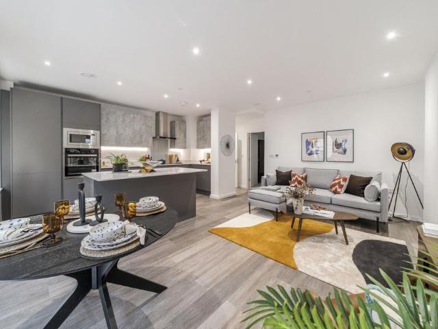 12 Riley House, 6 Headlam Avenue SW4 3 bed apartment to rent £3,770 pcm £870 pw