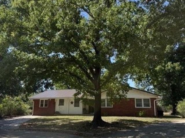 12 Roberts Ct, Winfield, KS 67156