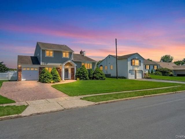 12 Sagebrush Ln, Kings Park, NY 11754