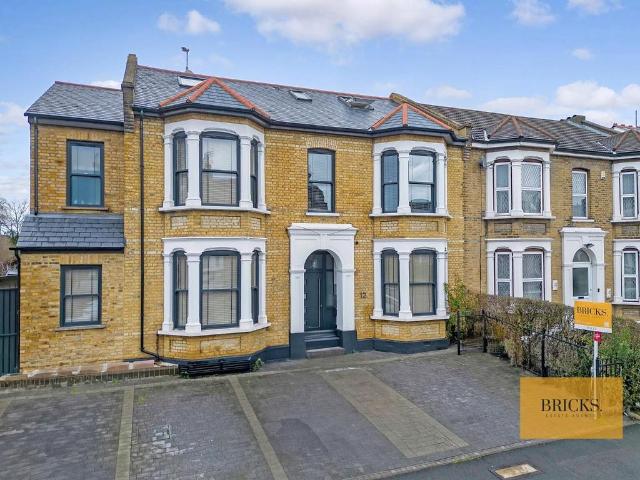 12 Selsdon Road, London E11 2 bed flat to rent £2,100 pcm £485 pw