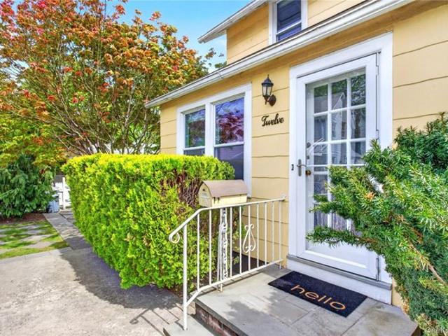 12 Smull Pl, Port Washington, NY 11050