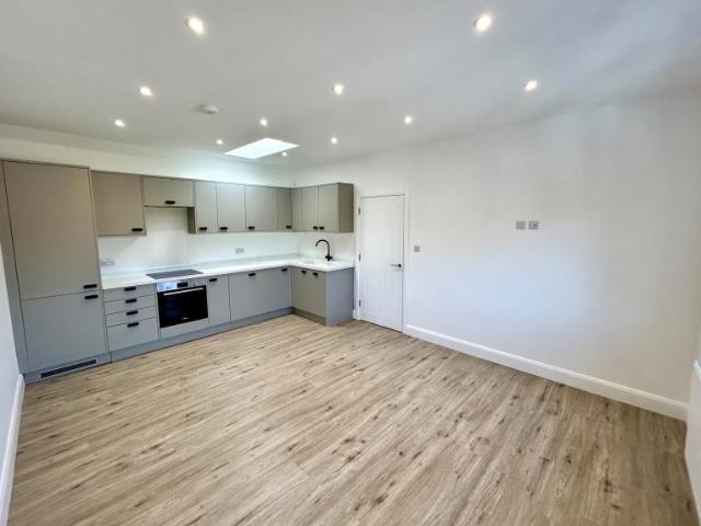 12a Worplesdon Road, Guildford GU2 2 bed apartment to rent £1,700 pcm £392 pw