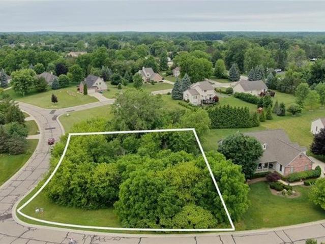 13042 Keweenaw Ct, Fenton, MI 48451