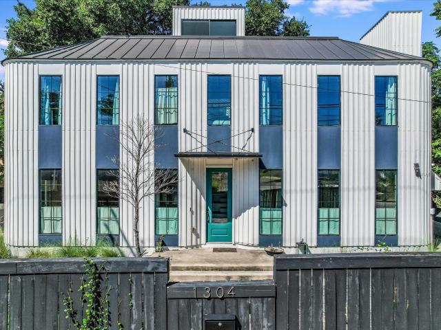 1304 Navasota St