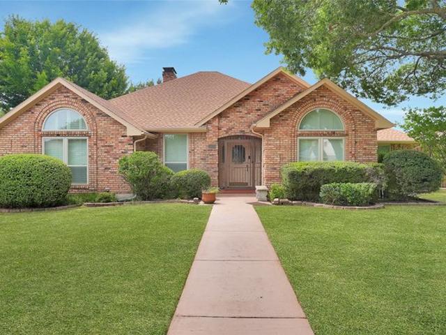 1304 Carriage Creek Dr, Desoto, TX 75115